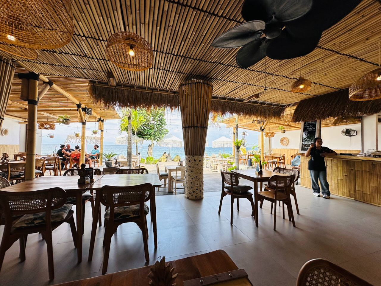 Penida Colada, Кафе на Бали