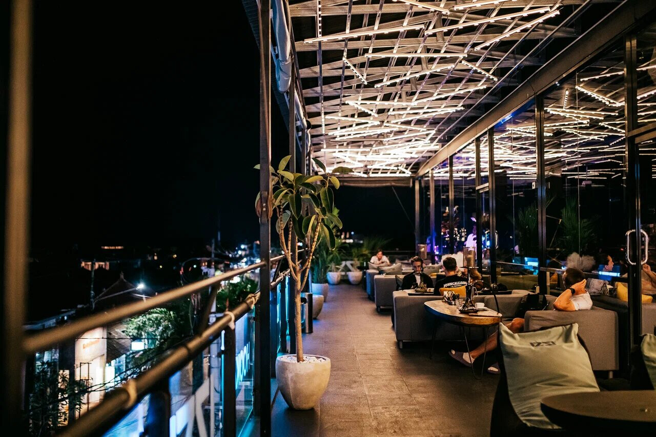 IZZI ROOFTOP BAR & RESTAURANT & SHISHA LOUNGE, Ресторан на Бали